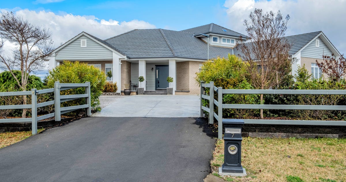 7 Rodeo Drive, Hillvue NSW 2340 - property.com.au