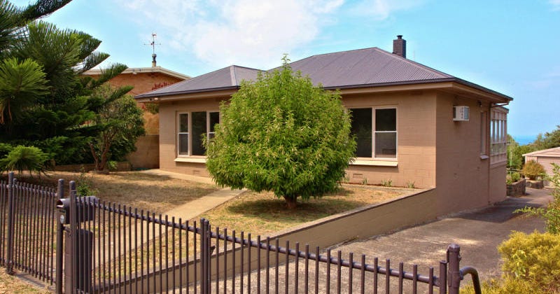 20 Hillview Road, Victor Harbor SA 5211 - property.com.au