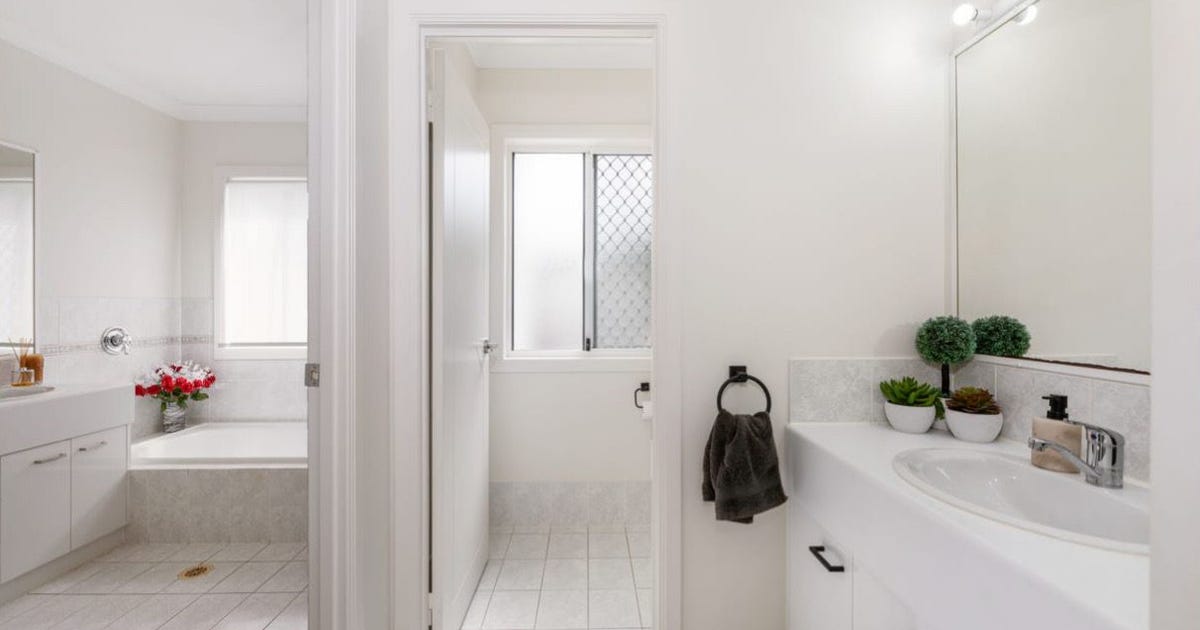 7 Cutwater Close, Clear Island Waters QLD 4226 - property.com.au