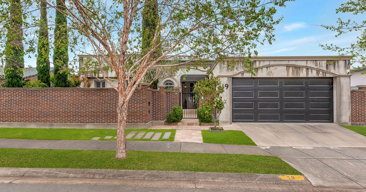 19 Auk Avenue, Burleigh Waters QLD 4220 - property.com.au