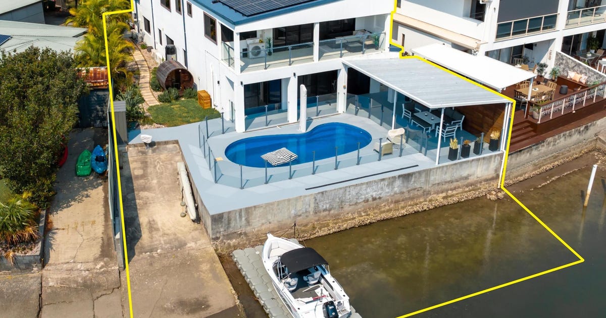 19 Perry Place, Biggera Waters QLD 4216 - property.com.au