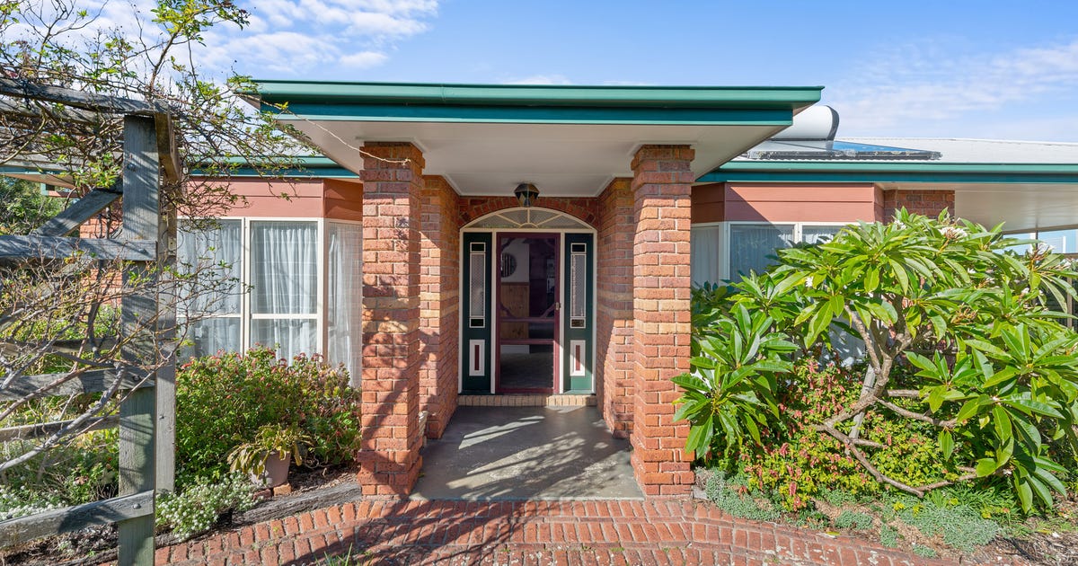 18 Periwinkle Drive, Lakes Entrance VIC 3909 - property.com.au