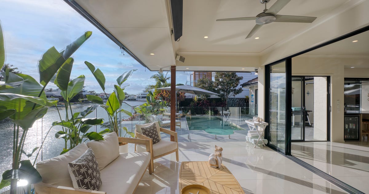 5 Crest View Key, Broadbeach Waters QLD 4218 - property.com.au