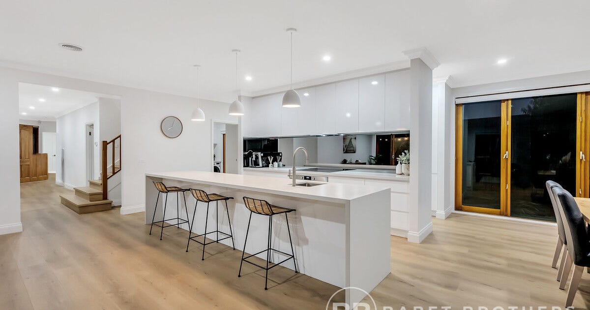 4 St Ives Drive, Narre Warren South VIC 3805 - property.com.au