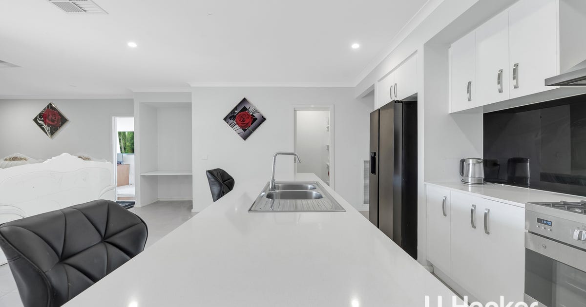 25 Lina Way, Melton South VIC 3338 - property.com.au