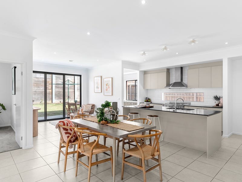 106 Gallery Way, Pakenham, Vic 3810 - Property Details
