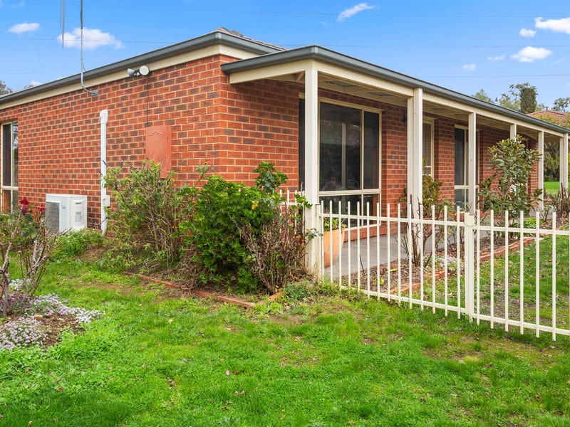 6 Emma Place, Quarry Hill, VIC 3550 - realestate.com.au