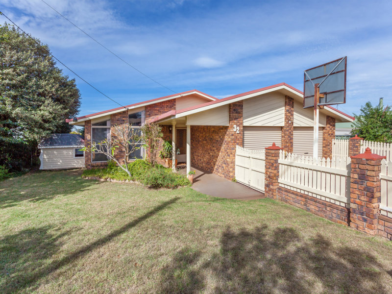 32 Broadfoot Street, Kearneys Spring, QLD 4350 - realestate.com.au