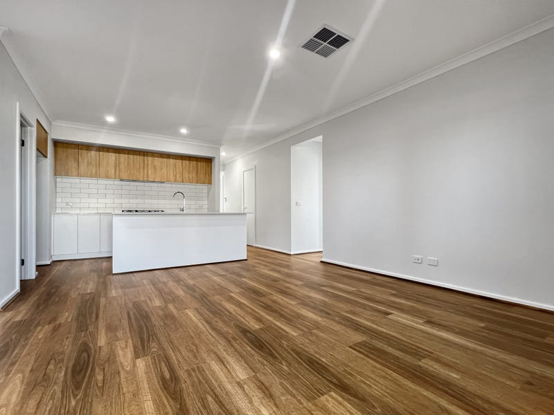 4 Race Street, Fraser Rise, VIC 3336 - realestate.com.au