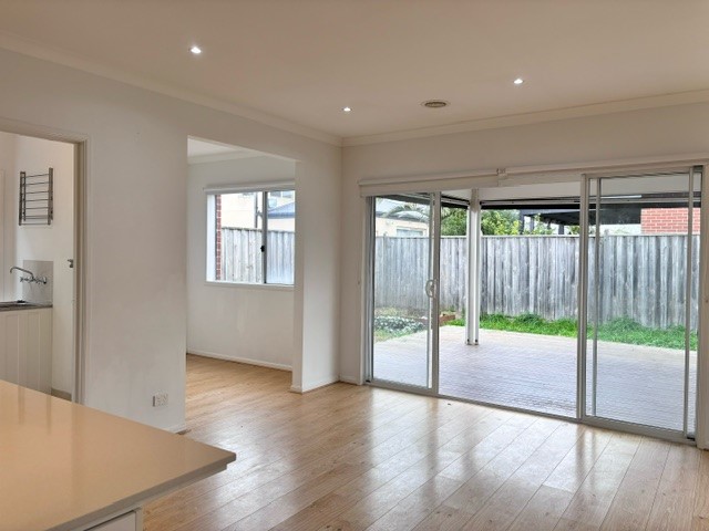 8 Springleaf Avenue, Clyde North, VIC 3978 - realestate.com.au