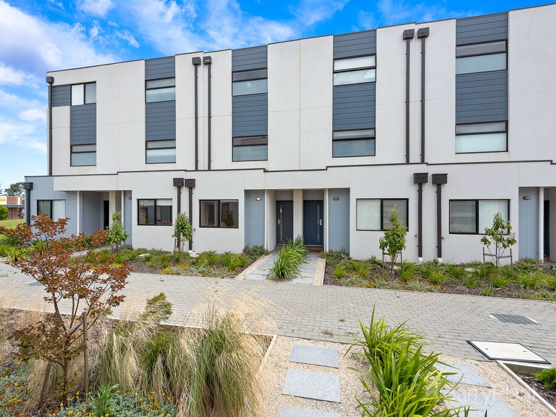 8 Hedge Place, Pakenham, Vic 3810 - Property Details
