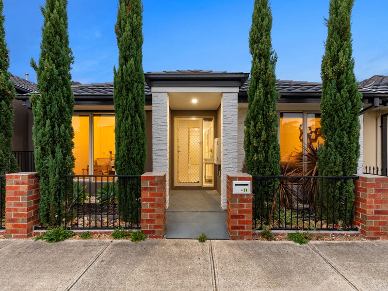 17 Hunt Way, Pakenham, Vic 3810 - Property Details