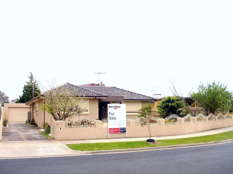 8 Glendale Road, Springvale, VIC 3171 - realestate.com.au