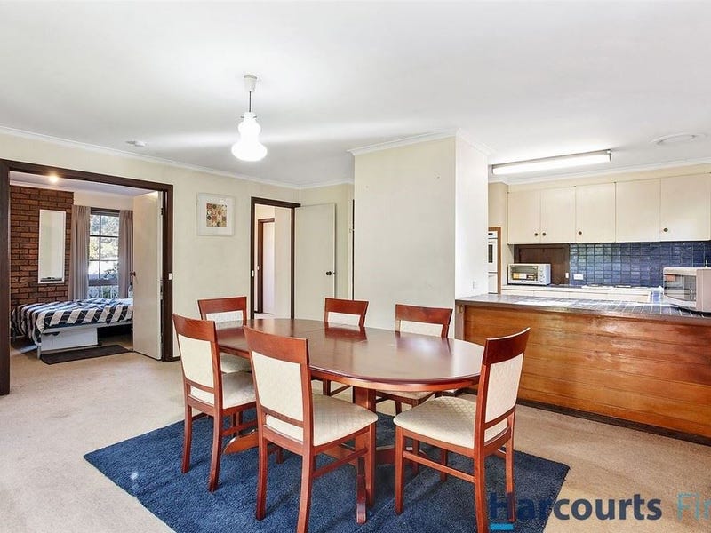 32 Bunker Cres, Glen Waverley, VIC 3150 - realestate.com.au