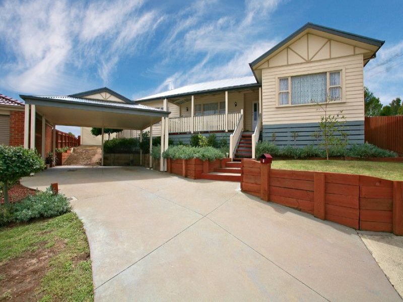 4 Jonathan Place, Pakenham, Vic 3810 - Property Details