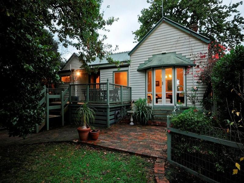 8 TRAWALLA ROAD, Croydon, Vic 3136 - Property Details