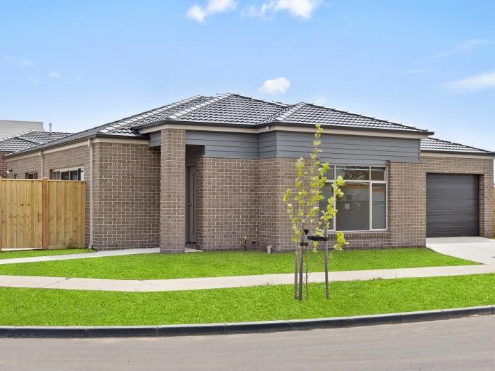 8 Arch Drive, Alfredton, VIC 3350 - realestate.com.au