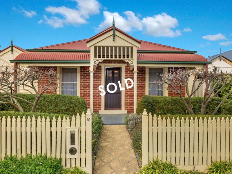 19 Catherine Place, Pakenham, Vic 3810 - Property Details