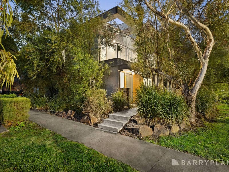 33 Lithgow Way, Mooroolbark, Vic 3138 - Property Details