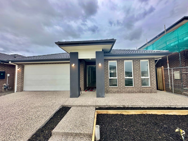 11 Crosswater Boulevard, Clyde North, VIC 3978 - realestate.com.au