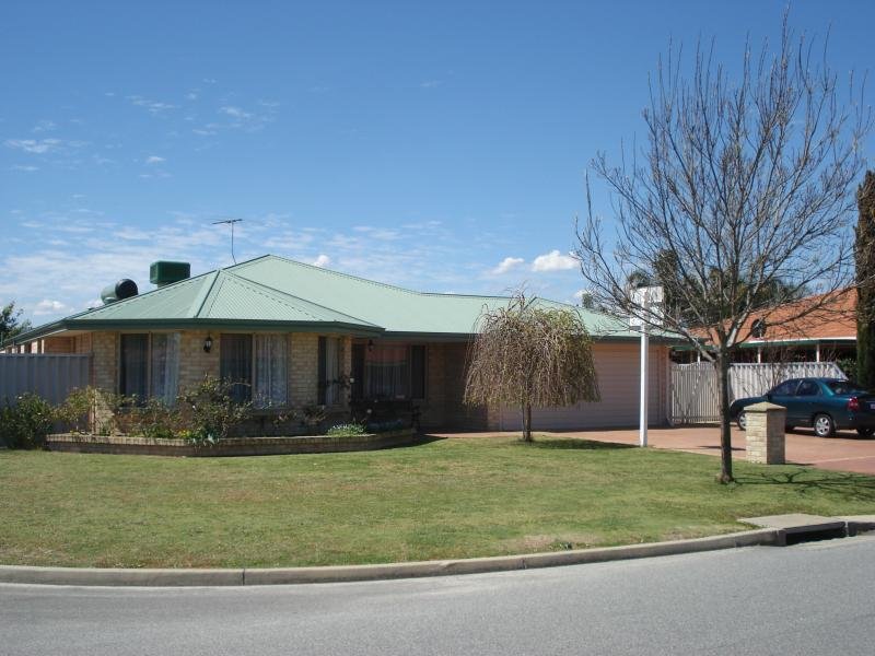 2 Crowlin Gardens, Seville Grove, WA 6112