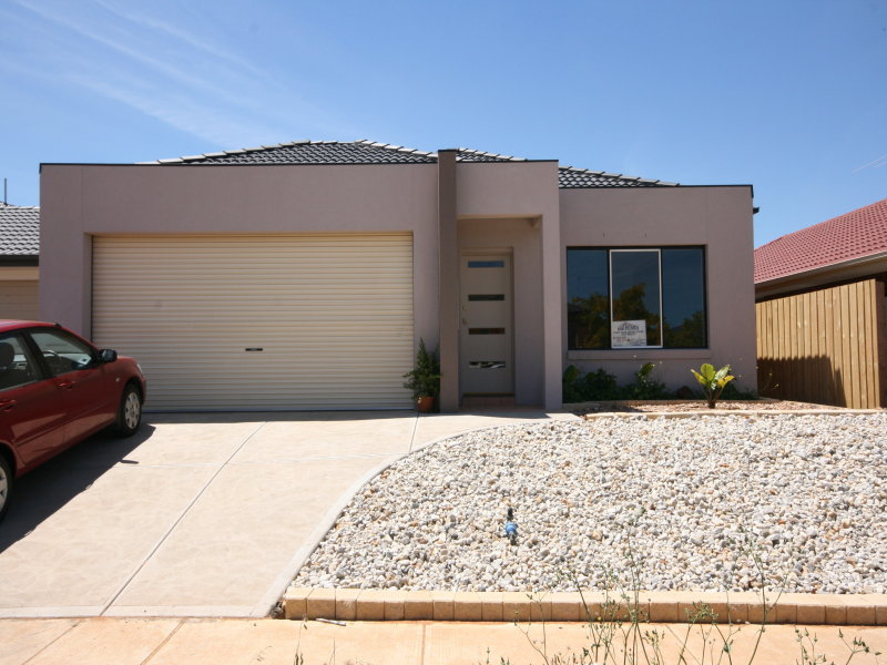 8 Rowena Court, Derrimut, VIC 3026 - realestate.com.au