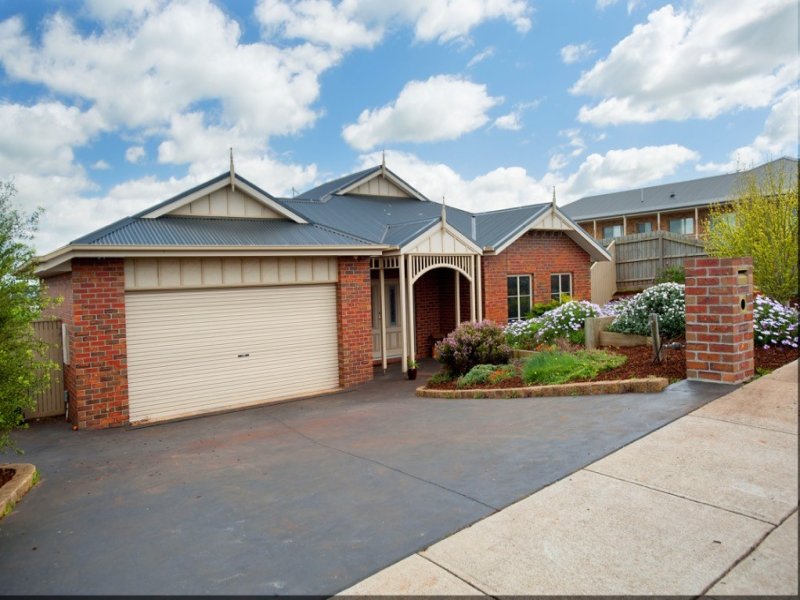 8 Mayfair Drive, Drouin, Vic 3818 - Property Details