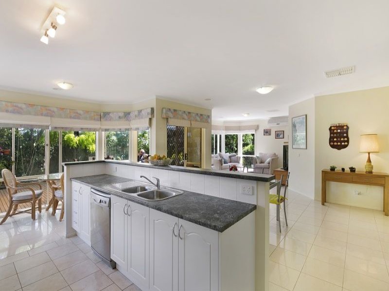 8 Prestwick Green, Cranbourne, Vic 3977 - Property Details