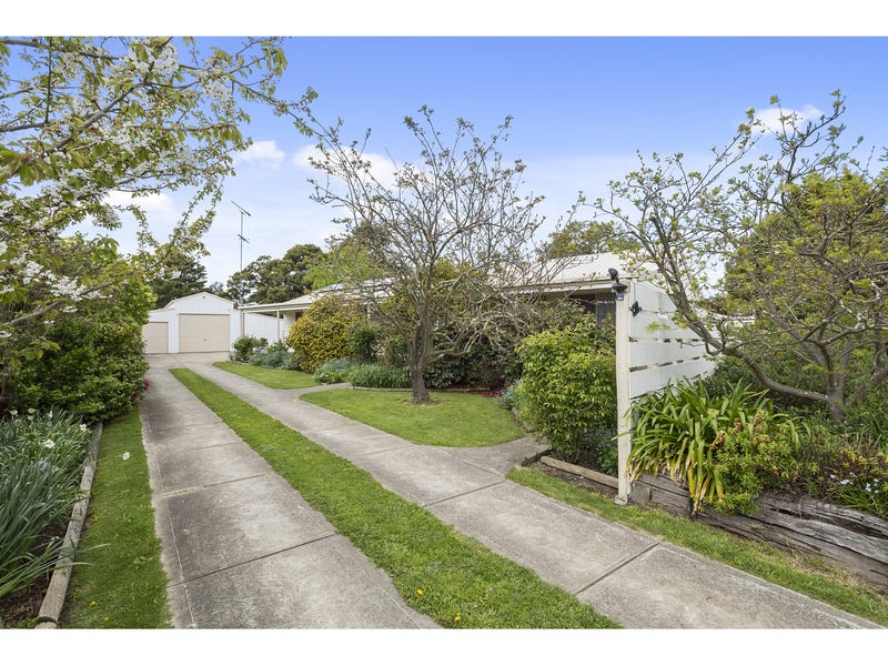 8 Rose Boulevard, Lancefield, Vic 3435 - Property Details