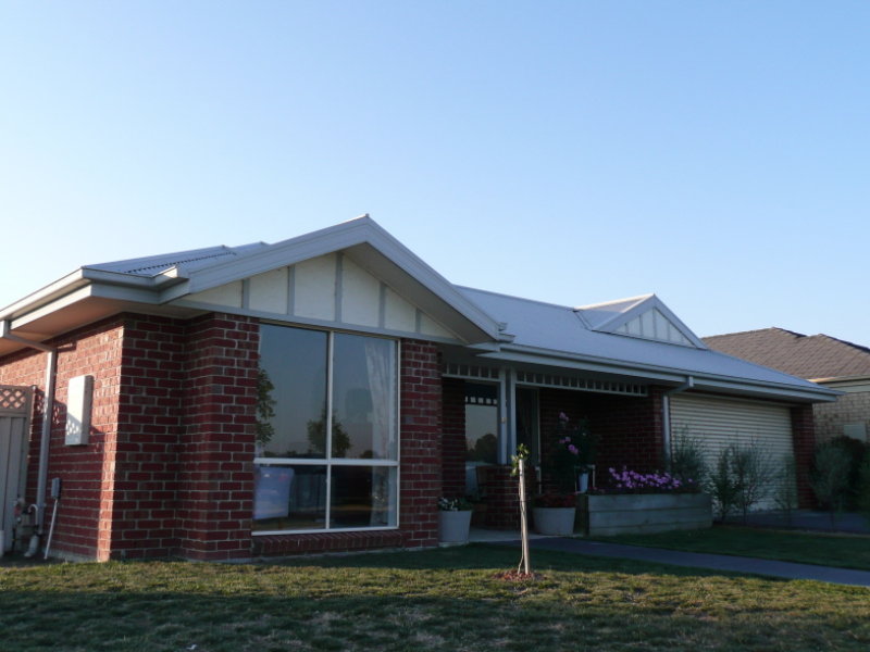 13 Buchan Green, Pakenham, Vic 3810 - Property Details