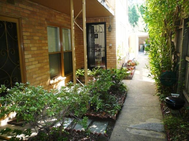 4 Stonehaven Court, Toorak, VIC 3142 - realestate.com.au