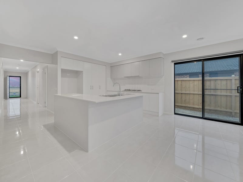 77 Springleaf Avenue, Clyde North, VIC 3978 - realestate.com.au