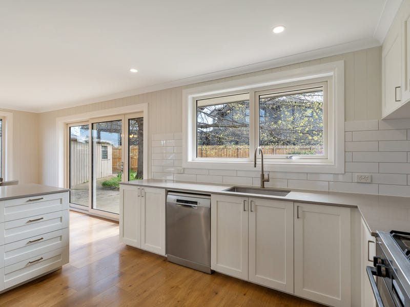 24 Milburn Place, Craigieburn, Vic 3064 - Property Details