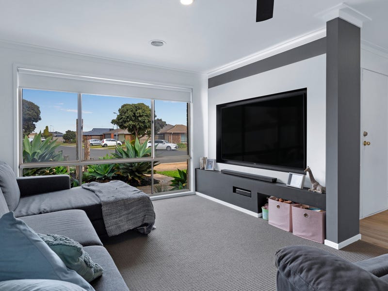 9 Regal Court, Melton South, VIC 3338 - realestate.com.au
