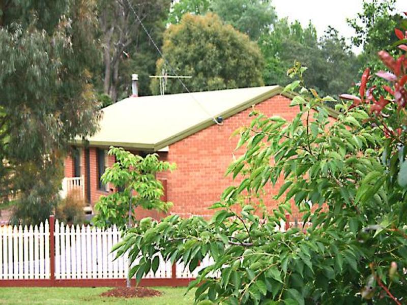 13 Peter Godden Drive, Woodend, VIC 3442 - realestate.com.au