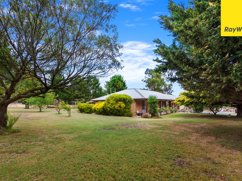 4 Fairway Drive, Drouin, VIC 3818 - realestate.com.au