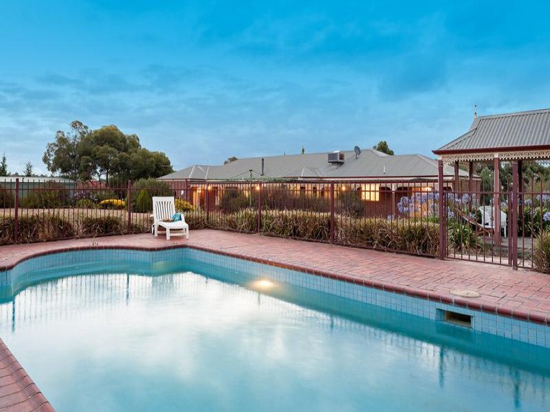 7 Golf Links Drive, Yarrambat, Vic 3091 - Property Details