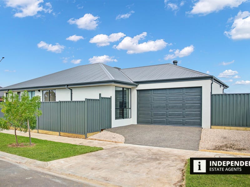 2 Ruff Way, Melton South, VIC 3338 - realestate.com.au