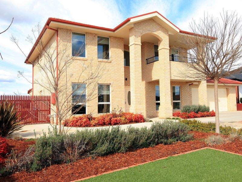 18 Douglas Waterhouse Drive, Dunlop, ACT 2615 - realestate.com.au