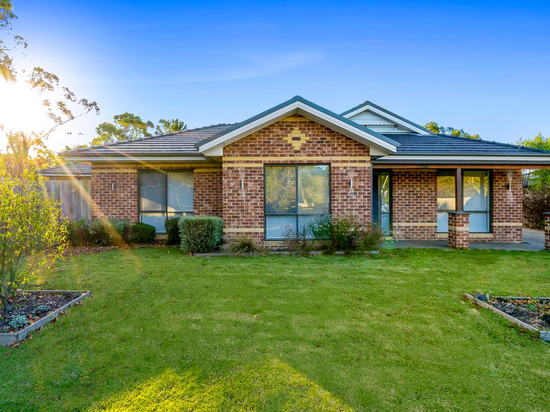 1/104 Station Road, Gisborne, Vic 3437 - Property Details