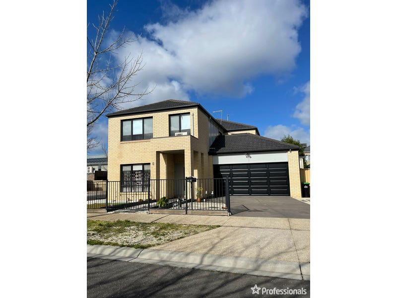 8 Tatterson Way, Caroline Springs, VIC 3023 - realestate.com.au