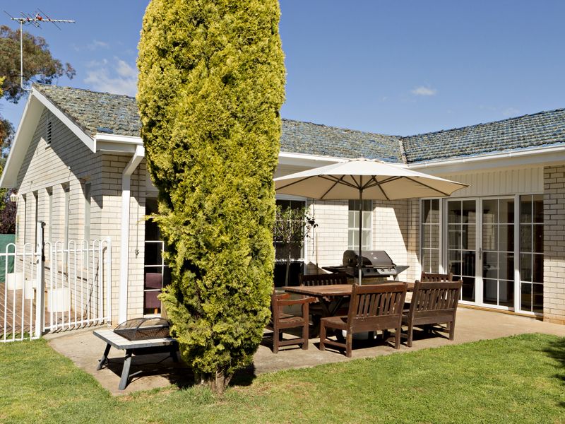 10 Normoyle Cresent, Young, NSW 2594 - Property Details