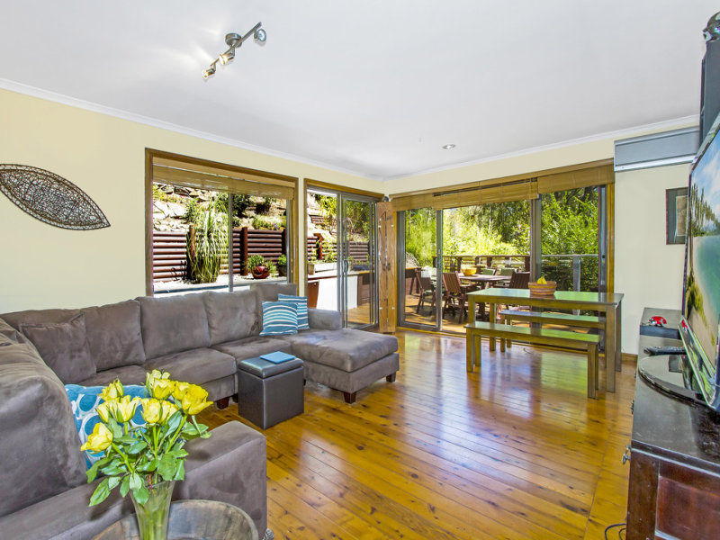 11 Coral Tree Place, Point Clare, NSW 2250