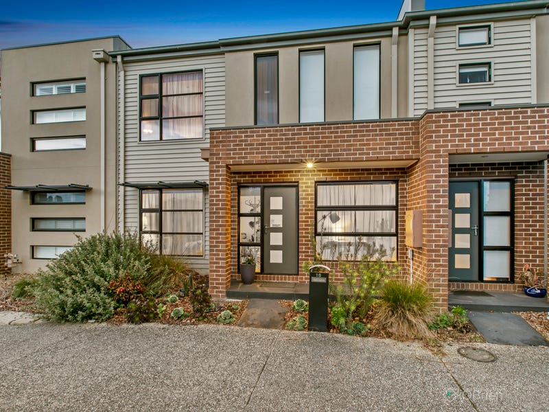 18 Stonebridge Lane, Pakenham, Vic 3810 - Property Details