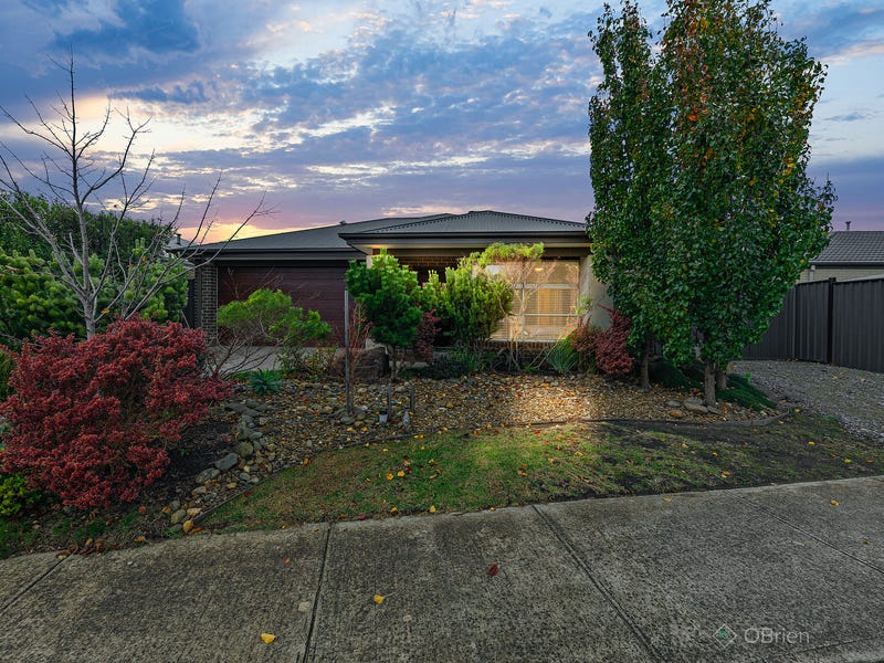 9 Elwick Drive, Clyde North, VIC 3978 - realestate.com.au