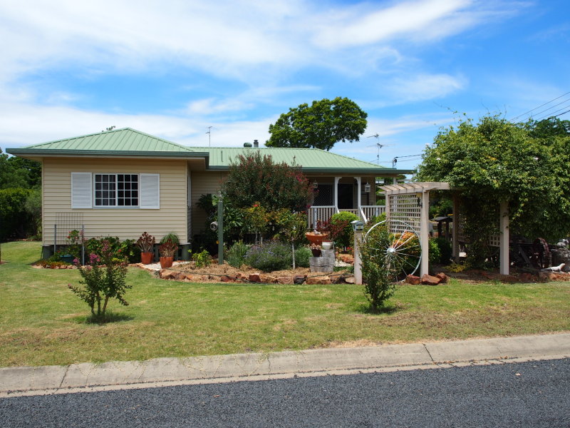 4 Collins, Pittsworth, Qld 4356 - Property Details