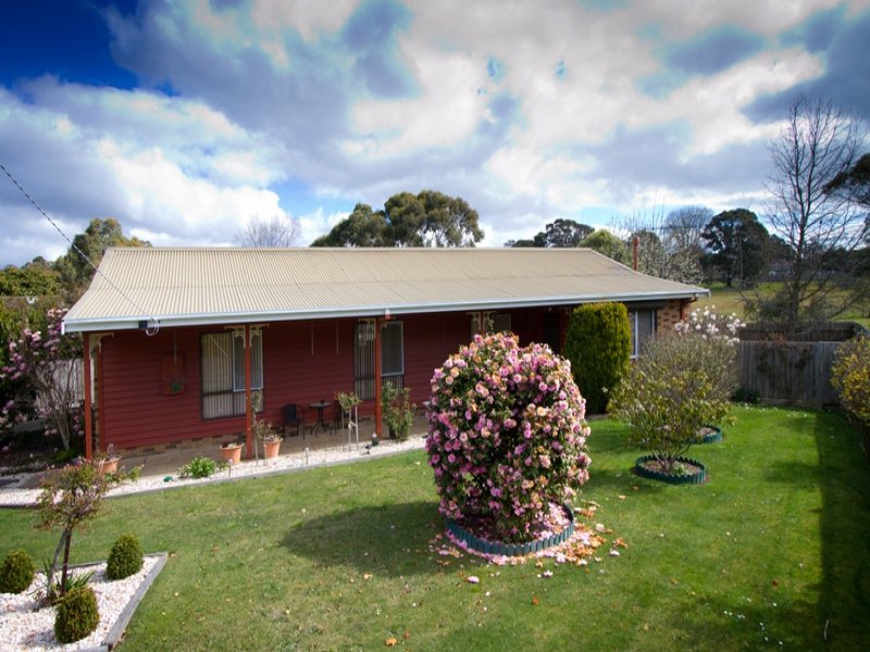23 Peter Godden Drive, Woodend, VIC 3442 - realestate.com.au